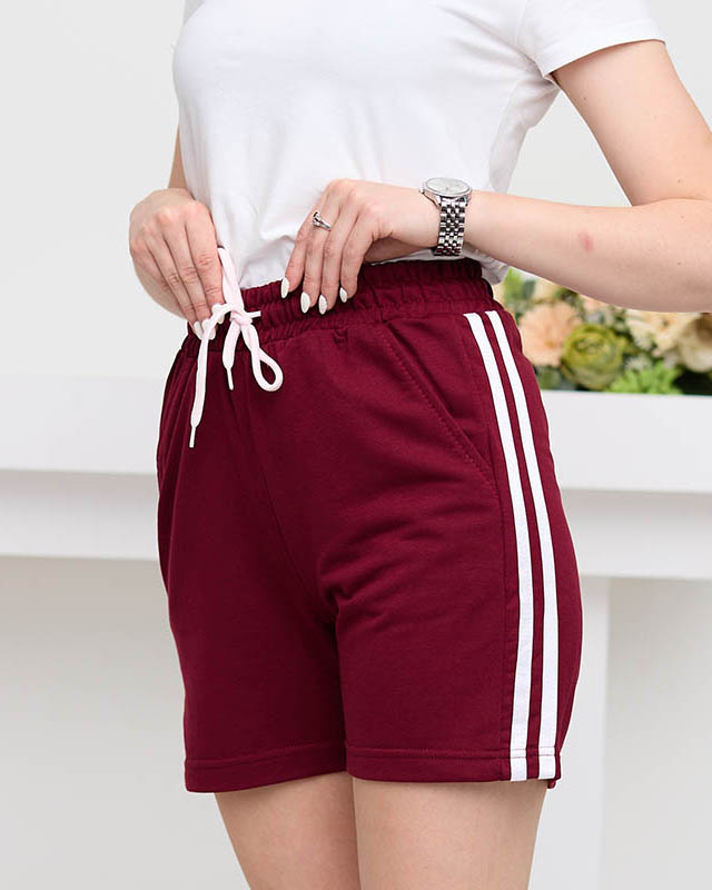 Moteriški kaštoniniai trumpi šortai su dryžiais - Drabužiai - Raudona ...